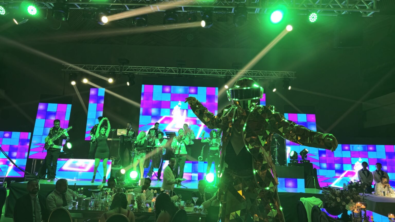 Robot de leds para fiestas, contamos con precios accesibles